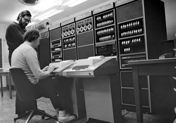Se despide otro titán tecnológico: Dennis Ritchie, padre de C y UNIX ...