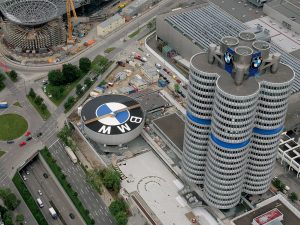 Tim Cook habría visitado "recientemente" las instalaciones de BMW