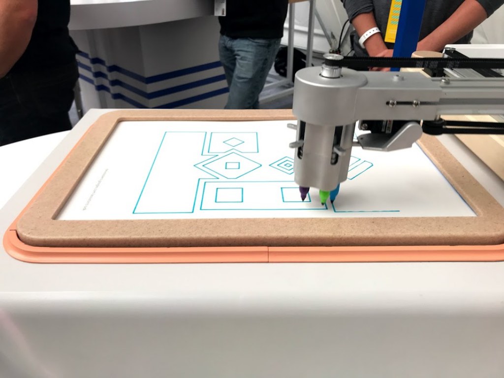 Conoce el robot que dibuja según tus órdenes con SDK • ENTER.CO