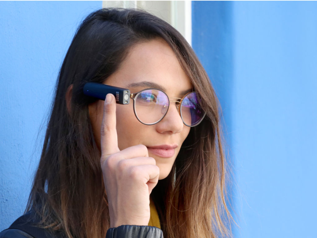 Estas gafas con AI ayudan a joven colombiana a mejorar su visión • ENTER.CO