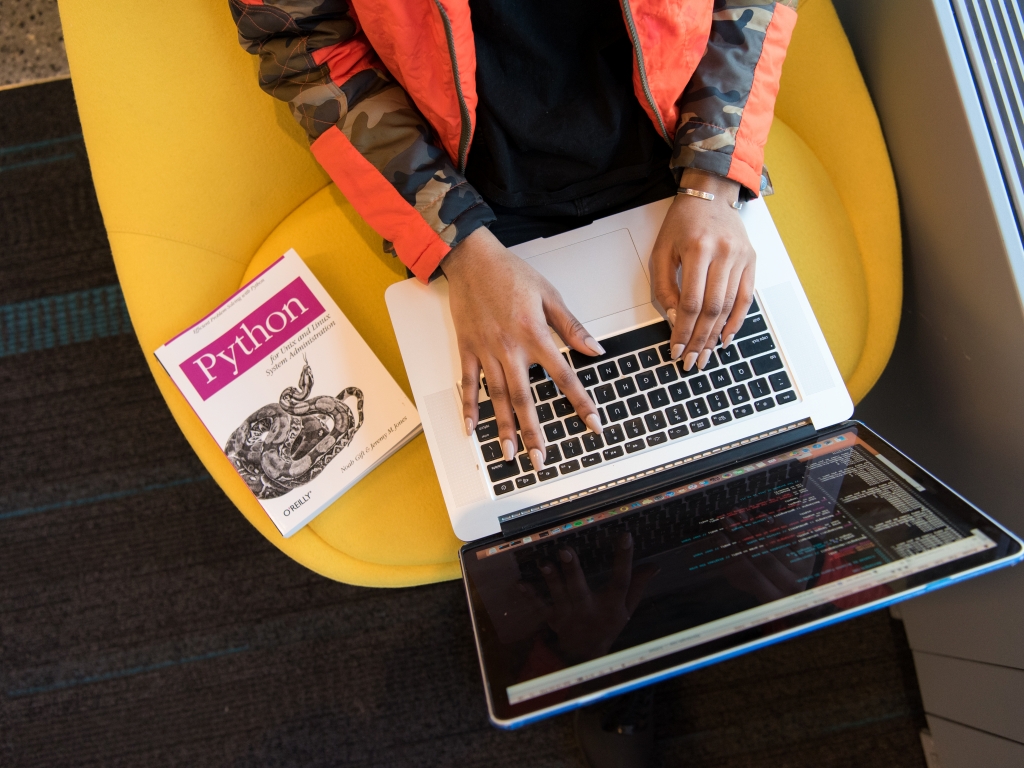 JavaScript se mantiene como el lenguaje de programación más popular ...