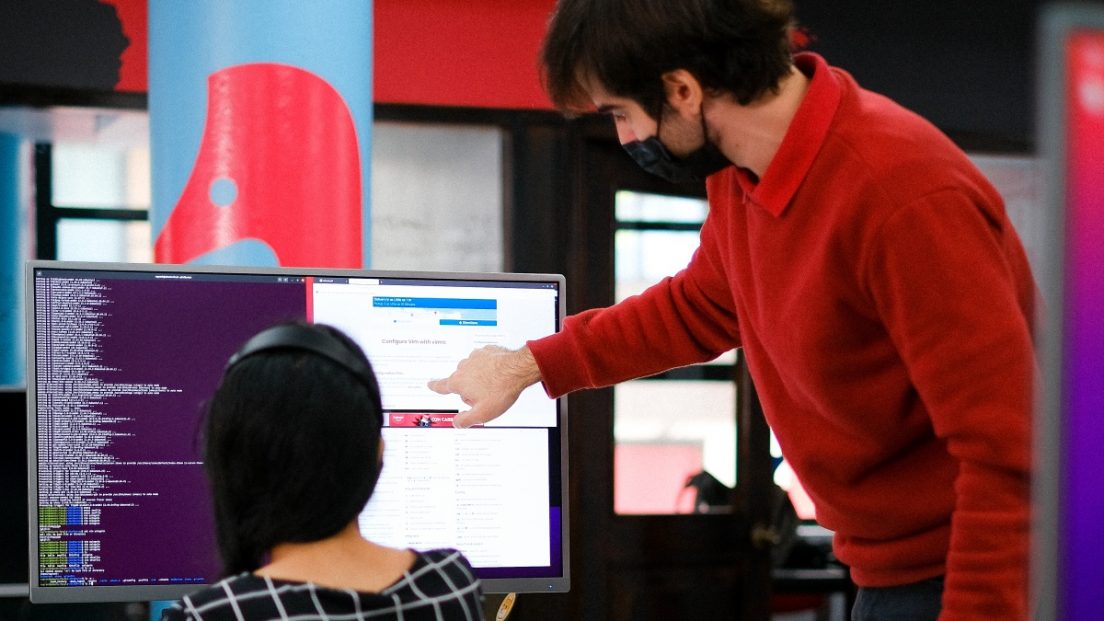 Los trabajos tech que nacen hoy: ¿Qué hace un AI Trainer, un Prompt Engineer o un Developer ...