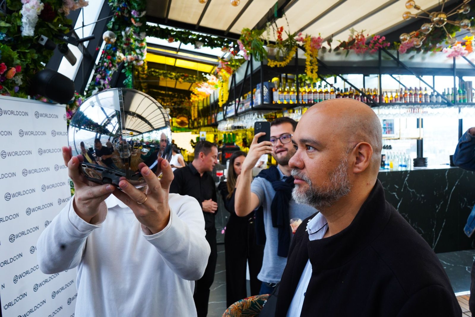 Llega a Colombia ‘Orb’, el dispositivo que te lee el iris para ...