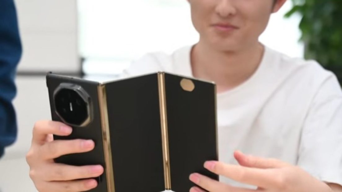 Así es el primer celular plegable con tres pantallas de 12 millones de ...