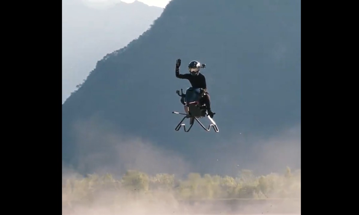 La primera moto voladora ya es real: así despega, vuela y aterriza sin ...